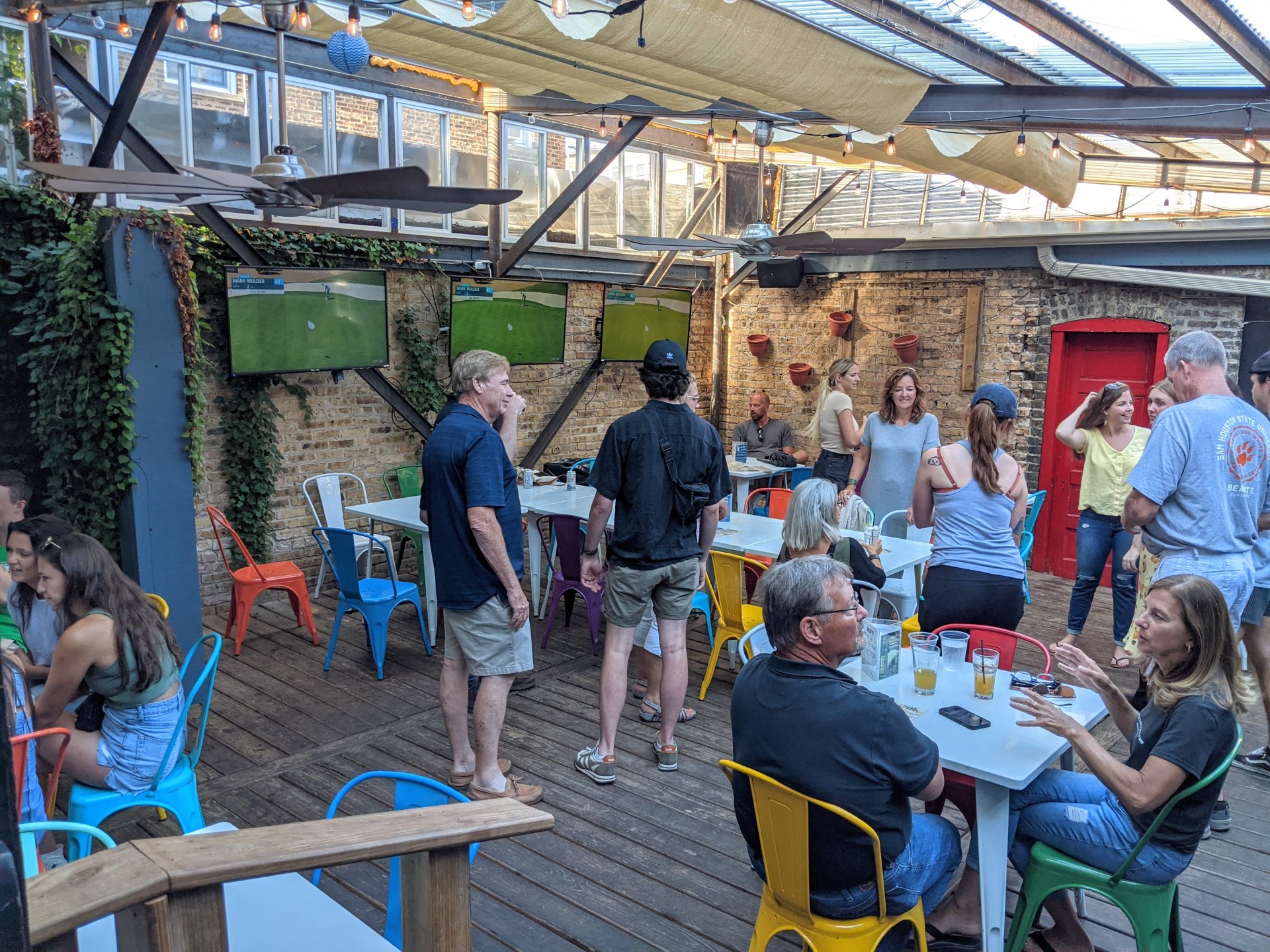 Graystone Tavern | Wrigleyville Chicago Sports Bar